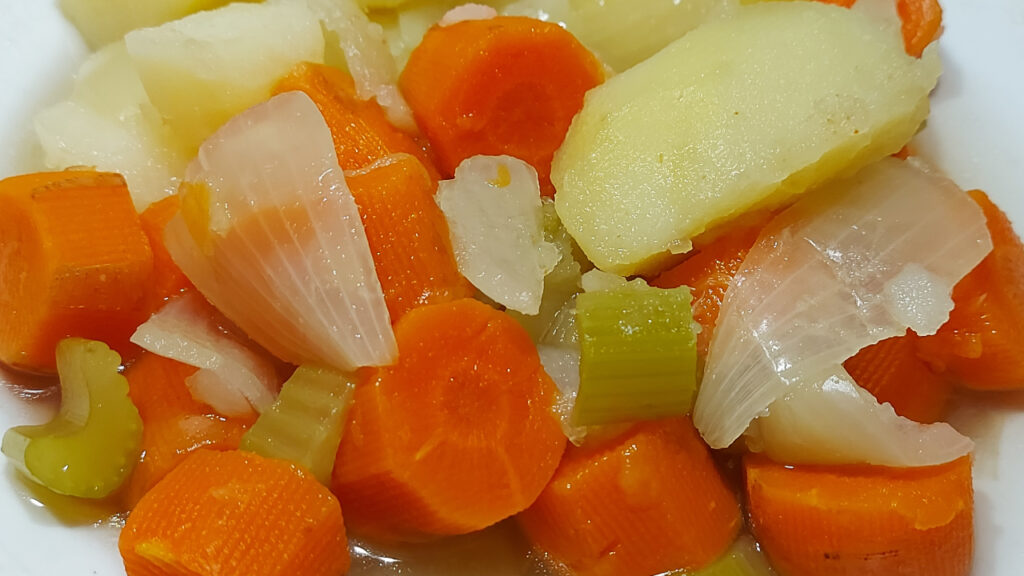 Brodo vegetale saporito e nutriente: ricetta semplice e salutare